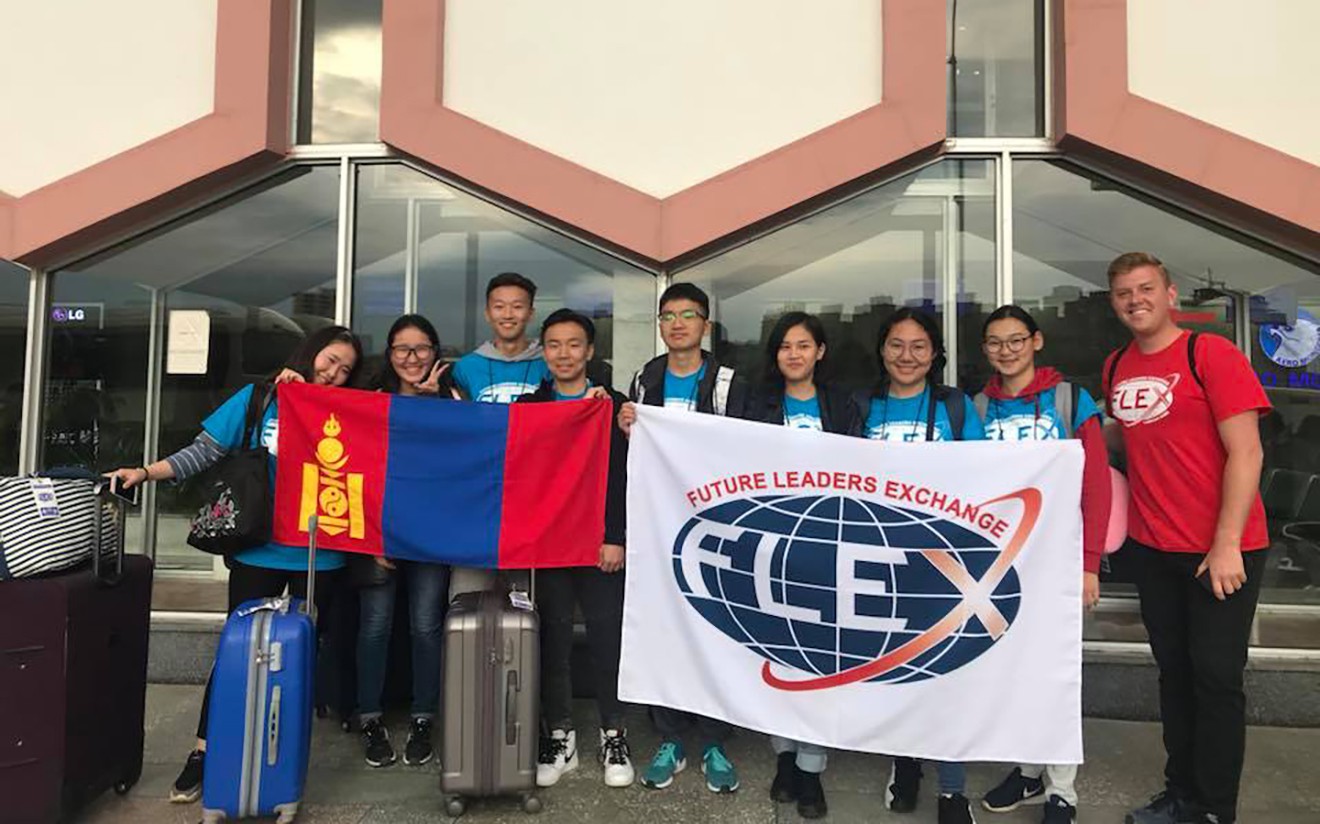 Б Энхмаа Ахлагч ангийн сурагчдыг АНУ д үнэ төлбөргүй сургана