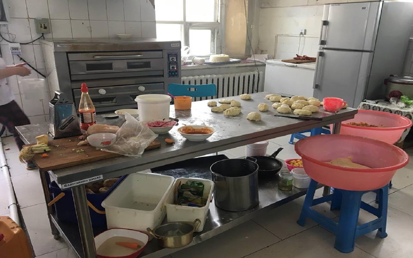 Itoim НМХГ Эрүүл ахуйн шаардлага хангаж ажиллаагүй сургуулийн цайны газарт хариуцлага тооцжээ