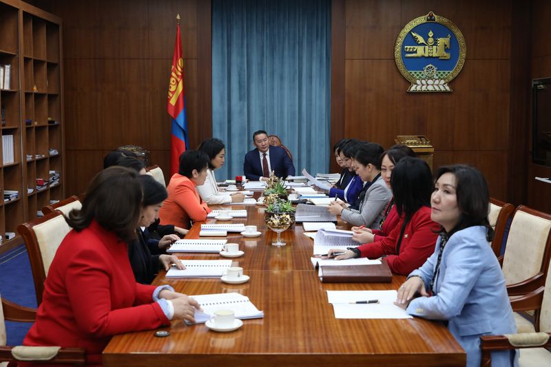 Ерөнхийлөгч болон УИХ ын эмэгтэй гишүүд хүүхдийн хүчирхийллийн эсрэг