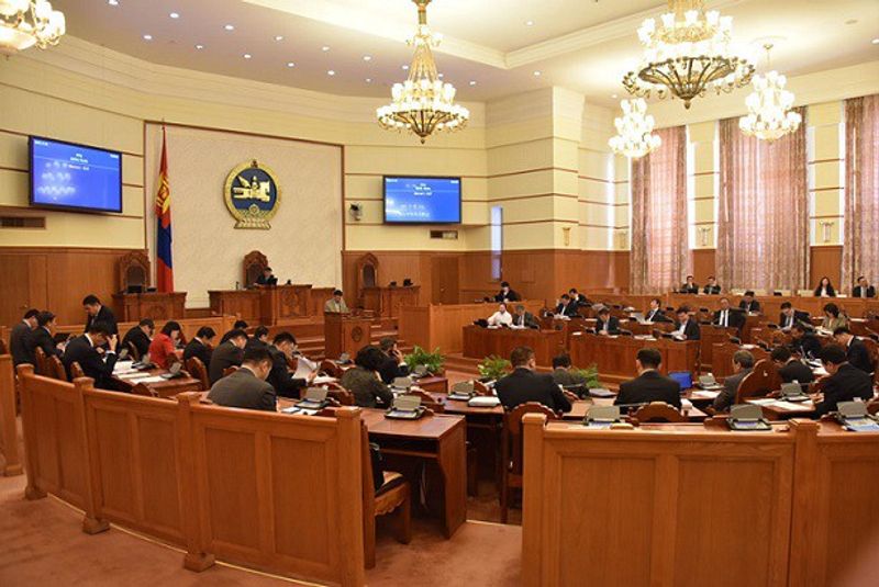 Банкууд зээлийн хүүгээ бууруулахгүй бол гаднын банк оруулж ирэхээс өөр