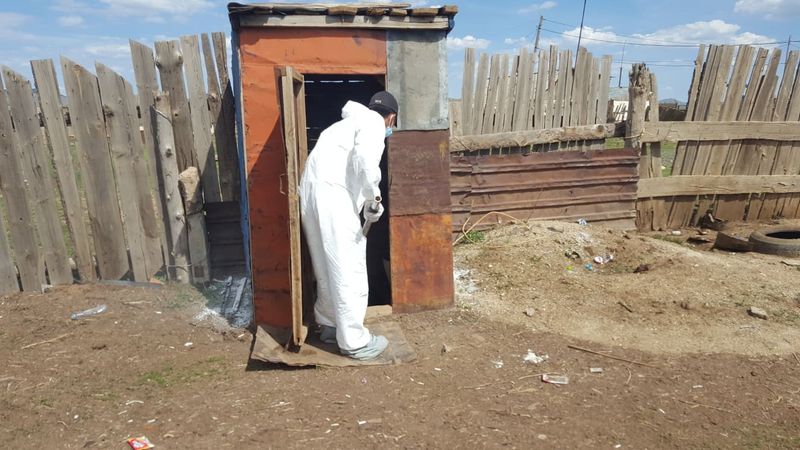 Гурван метрийн гүнтэй нүхэн жорлонд унасан гурван настай охиныг эсэн