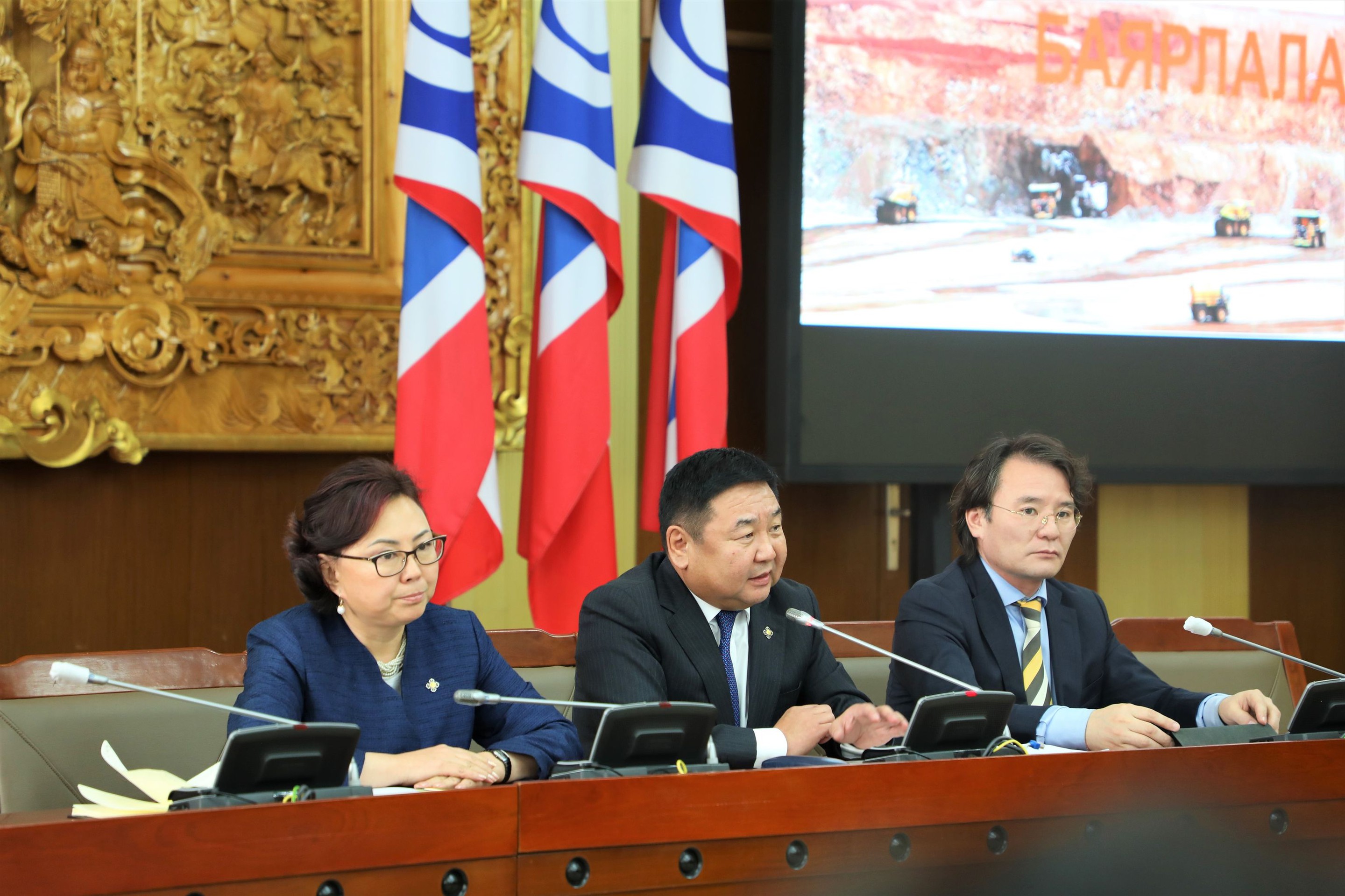 Эрх баригчид сөрөг хүчнээ сонсохгүй байна гэв