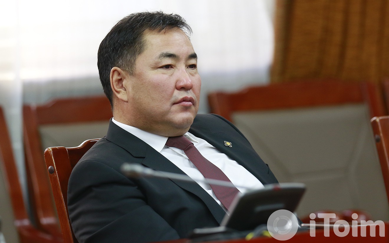 Б Пүрэвдорж Миний микрофоныг хаадаг ч би Занданшатар даргадаа хайртай