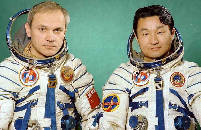 Өнөөдөр монгол хүн анх сансарт ниссэний 35 жилийн ой тохиож байна