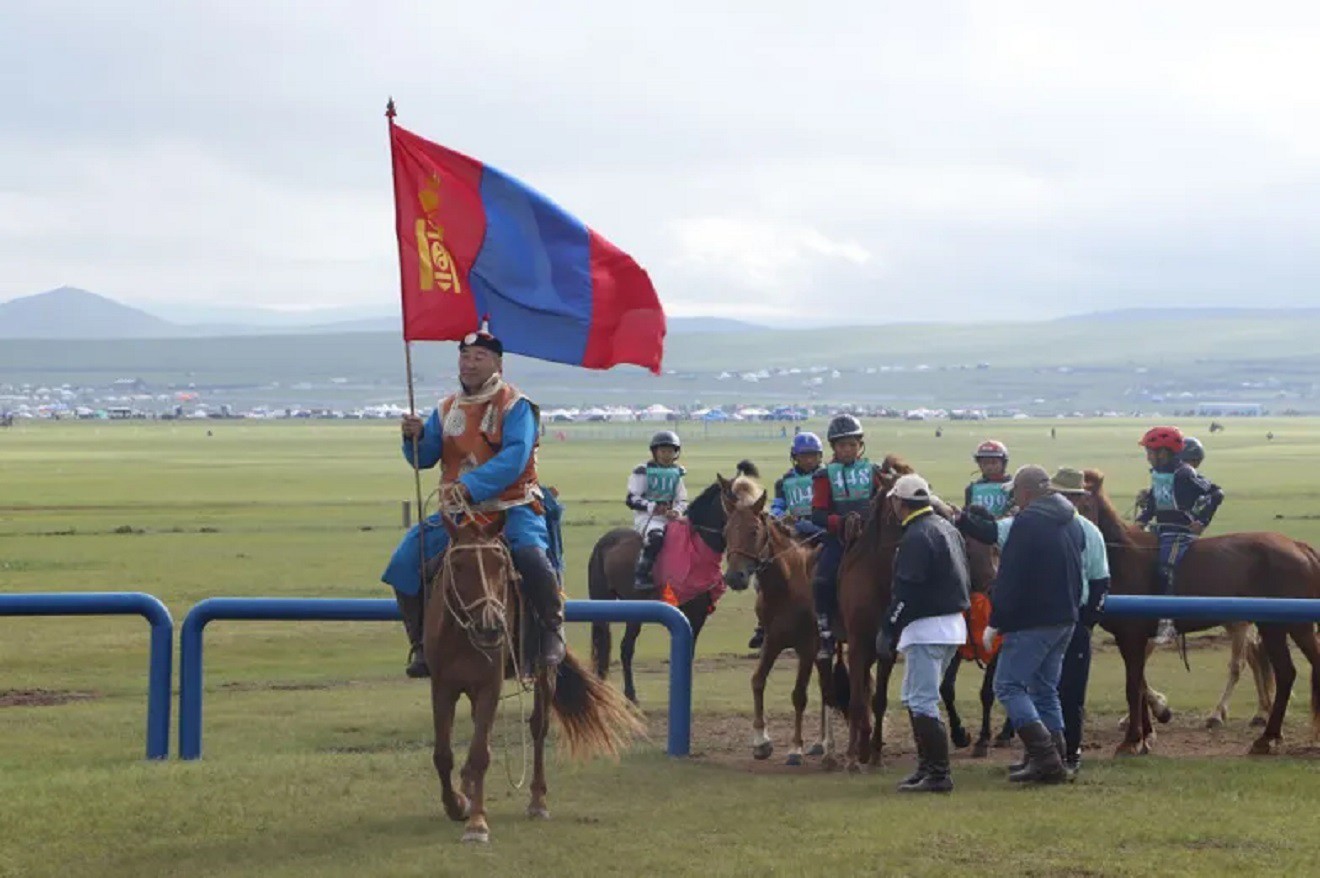 АЗАРГА Төв аймгийн Баян сумын уугуул Б Нямжавын хээр азарга түрүүллээ