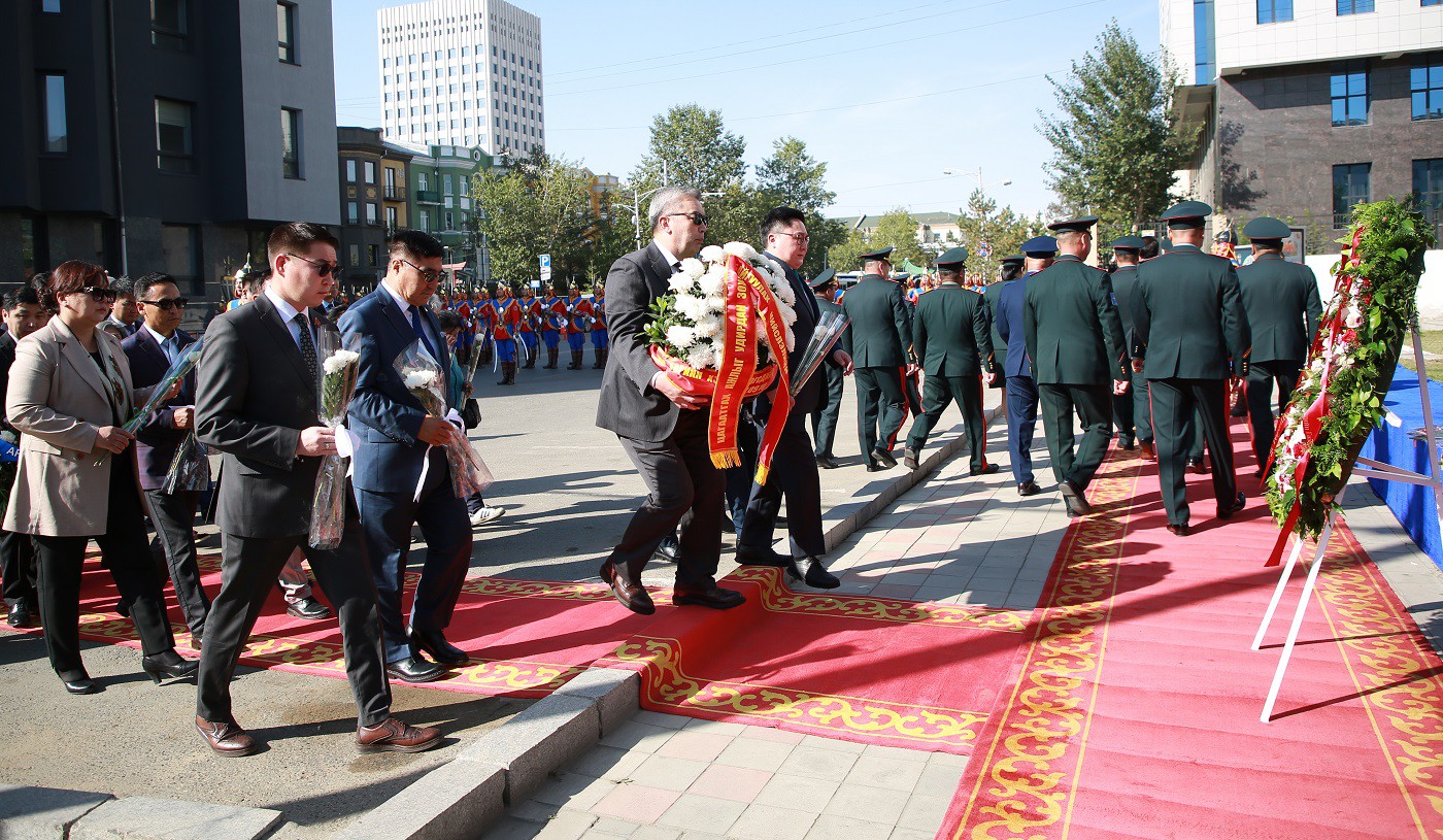 Хэлмэгдэгсдийн хөшөөнд цэцэг өргөж хүндэтгэл үзүүлэв