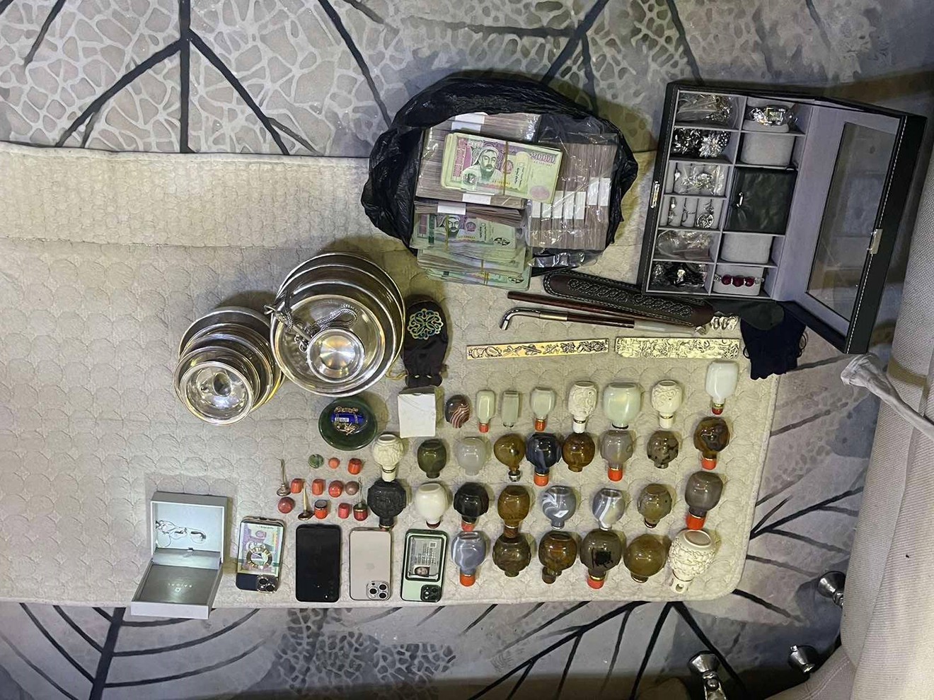 Аймгууд дамжин тэрбум төгрөгийн хулгай хийсэн бүлэг этгээдийг баривчилжээ