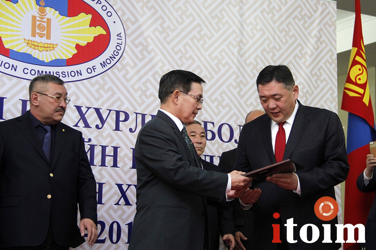 iToim - Сонгуульд оролцох намуудад батламж гардууллаа