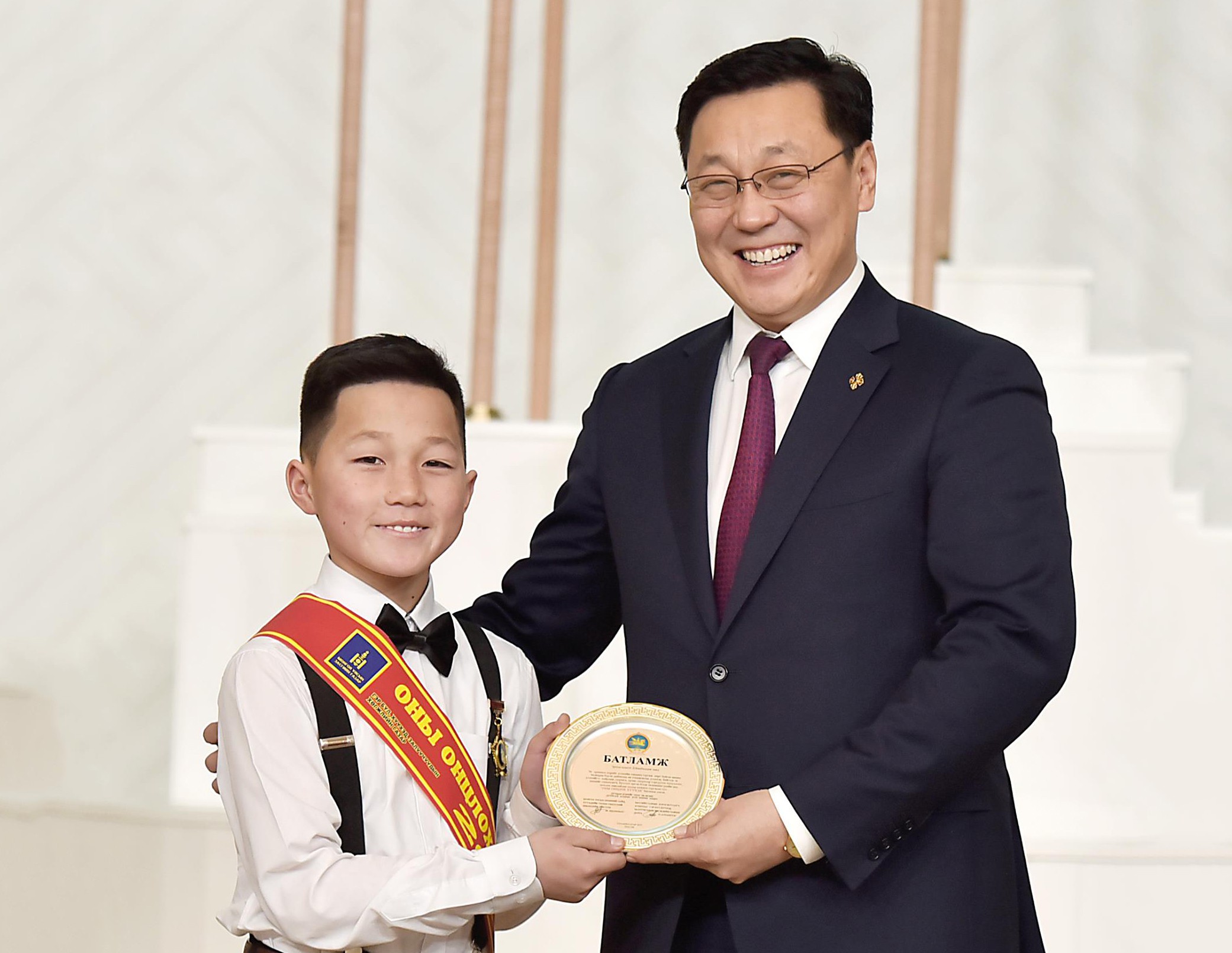 Оны онцлох сурагчдад батламж гардууллаа