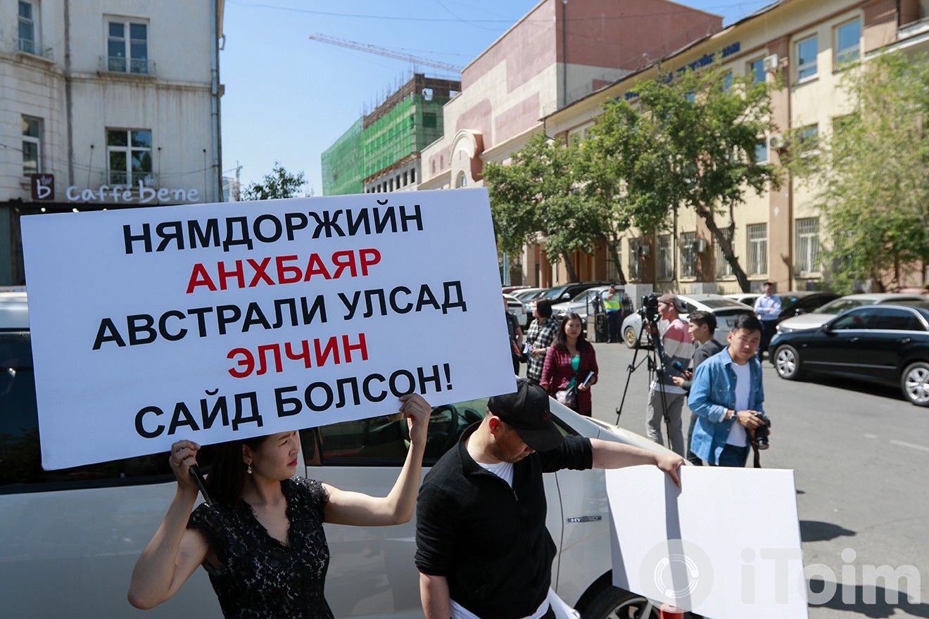 Фото ХЗДХ ийн сайд Ц Нямдоржийг огцрохыг шаардлаа