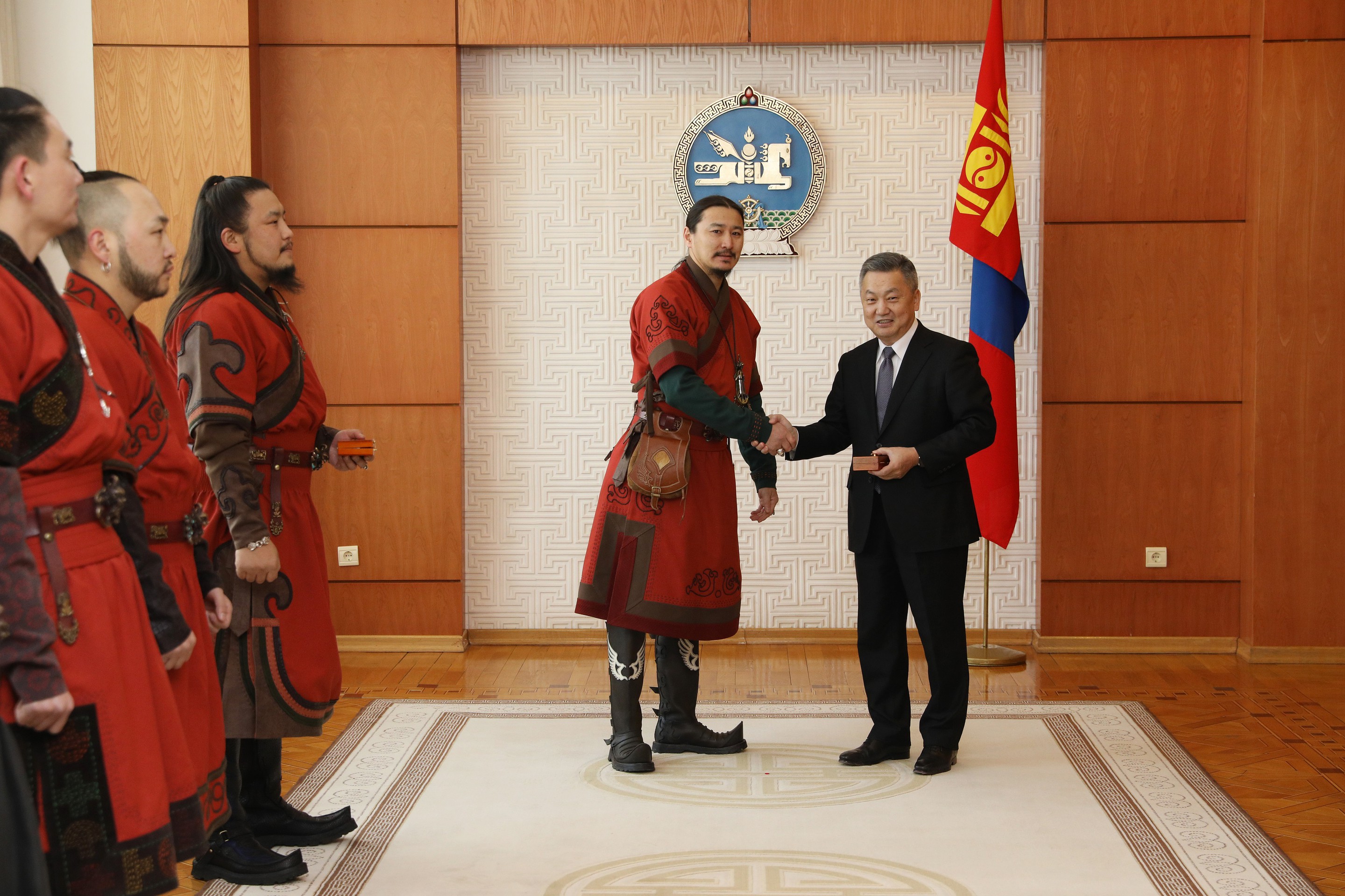 Тэд Чингис хаан одонгоо энгэртээ зүүлээ