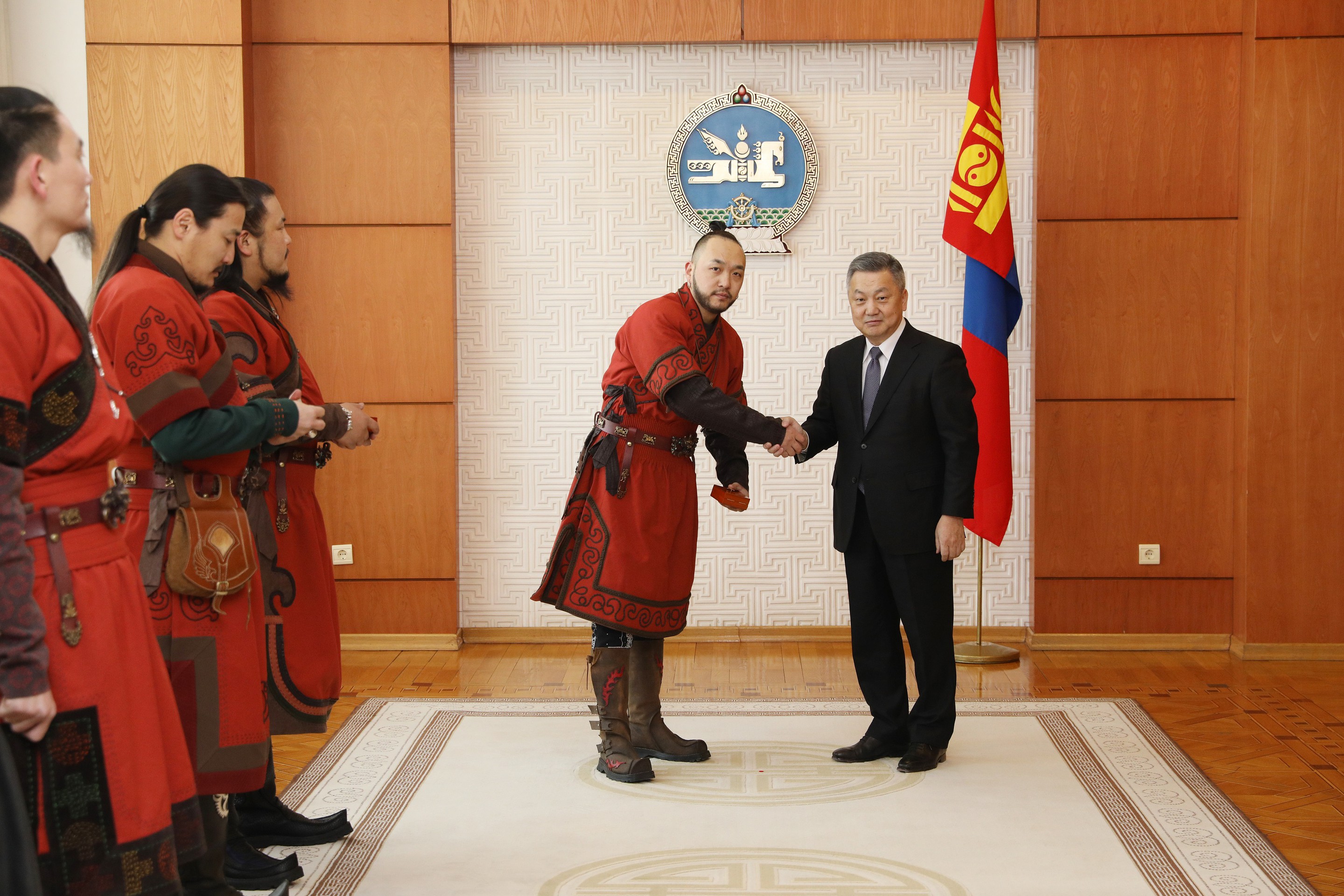 Тэд Чингис хаан одонгоо энгэртээ зүүлээ