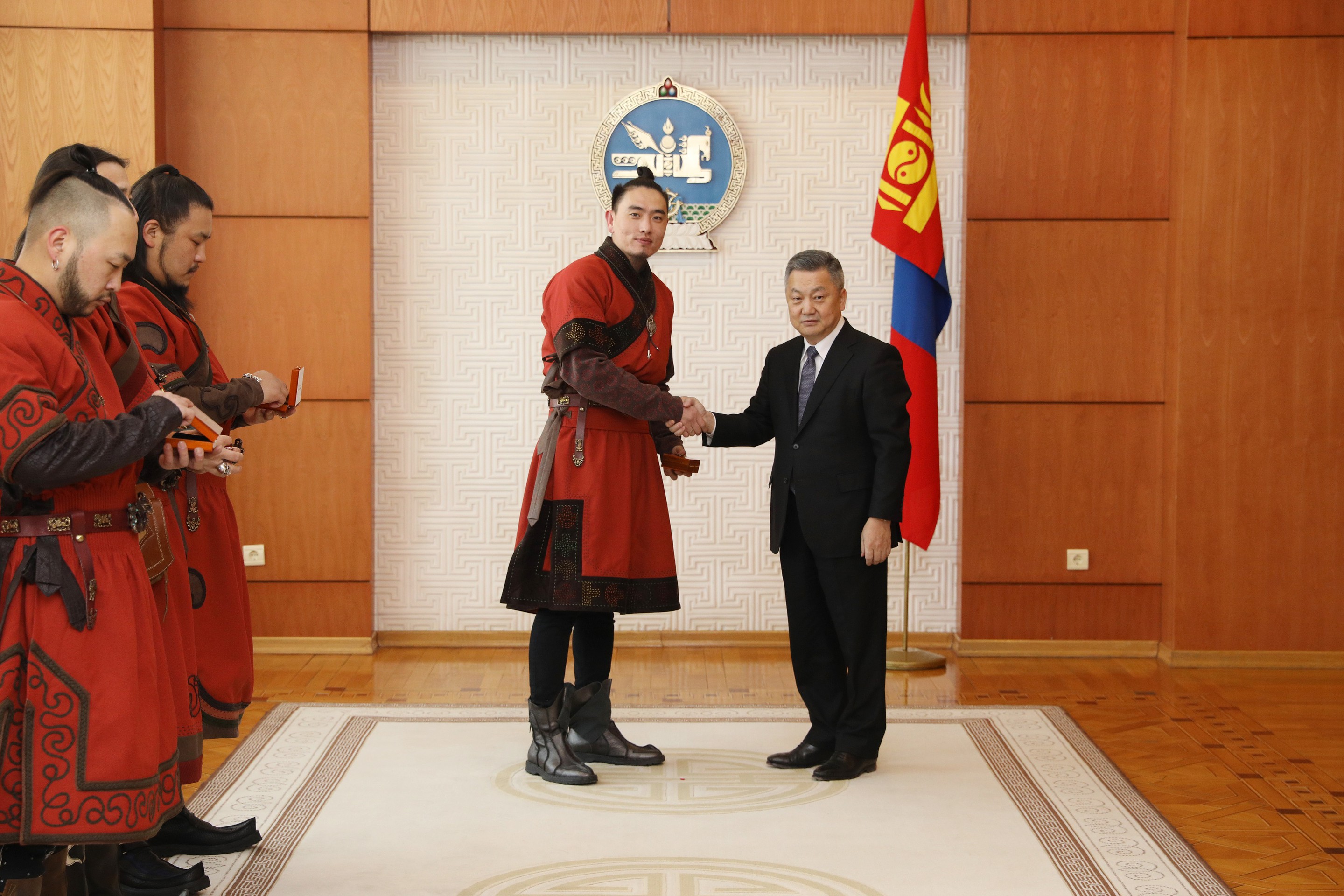 Тэд Чингис хаан одонгоо энгэртээ зүүлээ