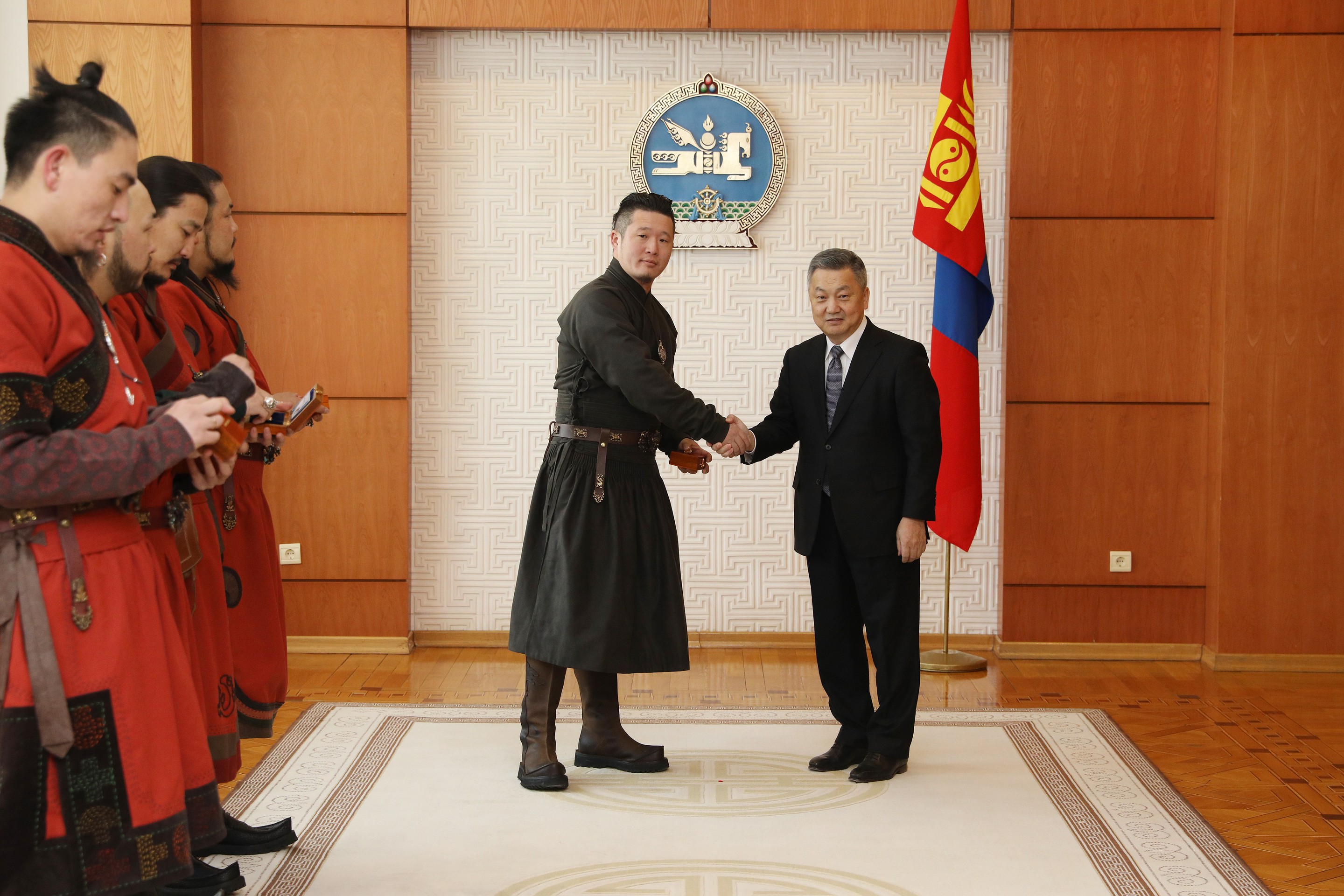 Тэд Чингис хаан одонгоо энгэртээ зүүлээ