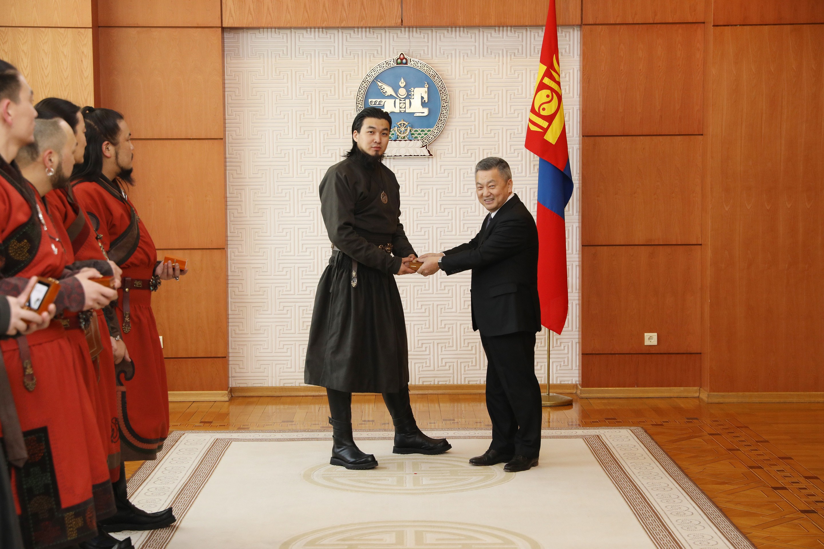 Тэд Чингис хаан одонгоо энгэртээ зүүлээ