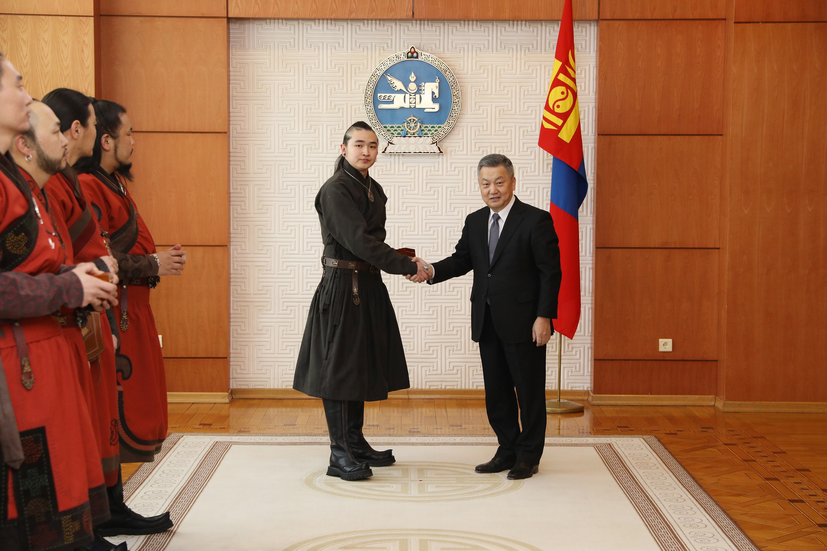 Тэд Чингис хаан одонгоо энгэртээ зүүлээ