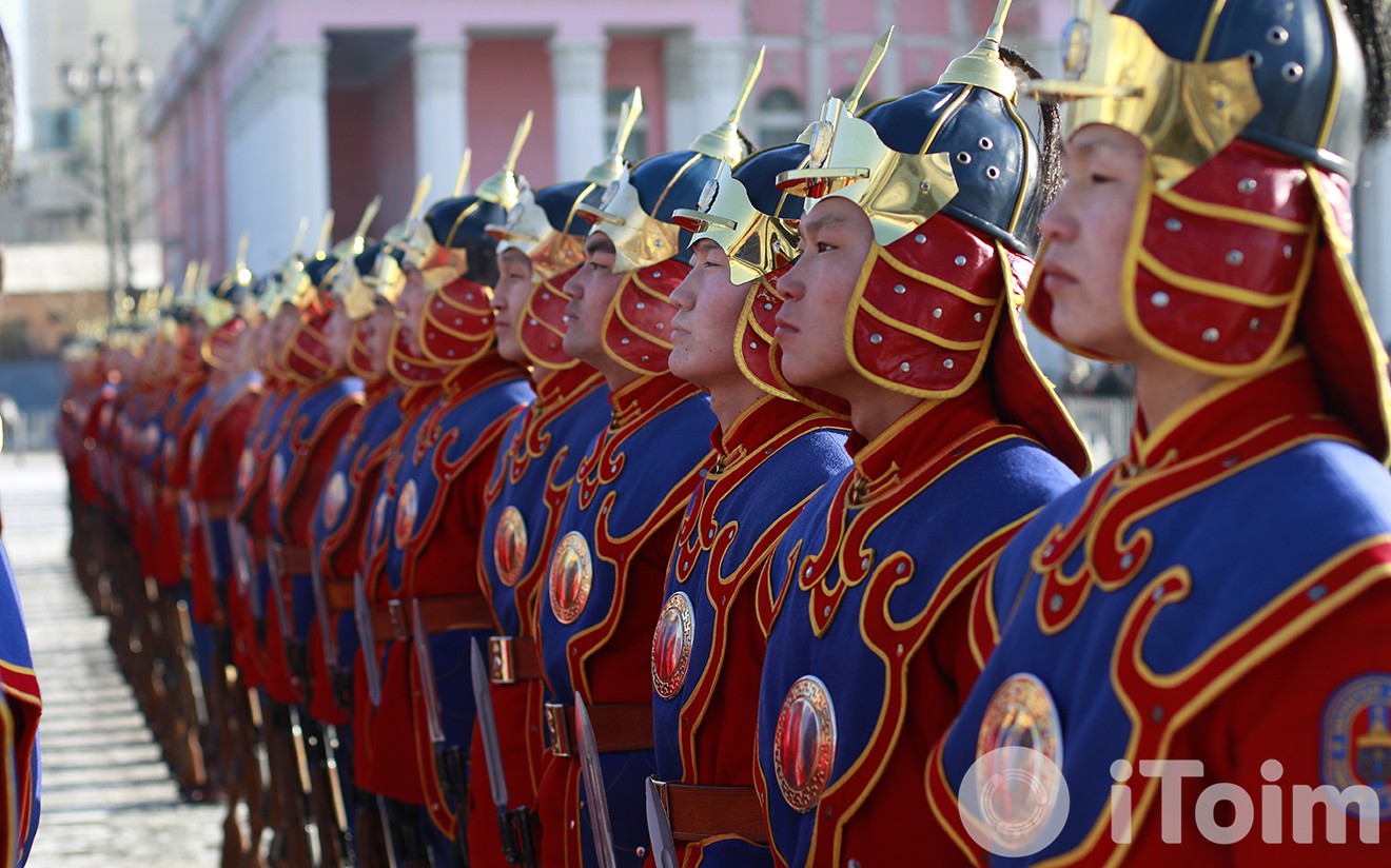Фото Жанжин Д Сүхбаатарын хөшөөнд цэцэг өргөж Эзэн Чингис хааны хөшөөнд хүндэтгэл үзүүлэв